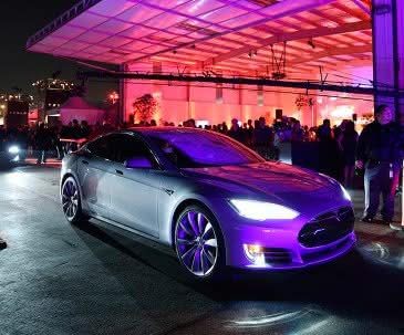Tesla D z autopilotem